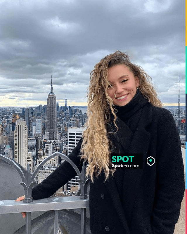 El abrigo negro de Chloé Bleinc en su cuenta de Instagram @chloebbbb | Spotern