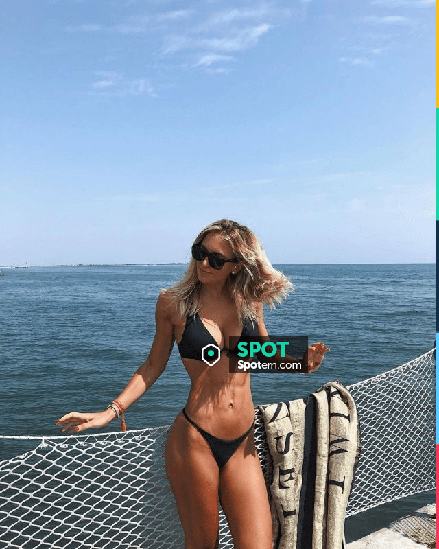 Top bikini negro de Carlotta Scarlini en su cuenta de Instagram @carlottascarlini | Spotern