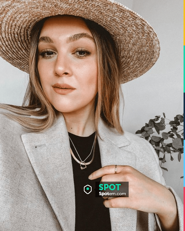 Camiseta Negra de Alix en la cuenta de Instagram @icovetthee | Spotern