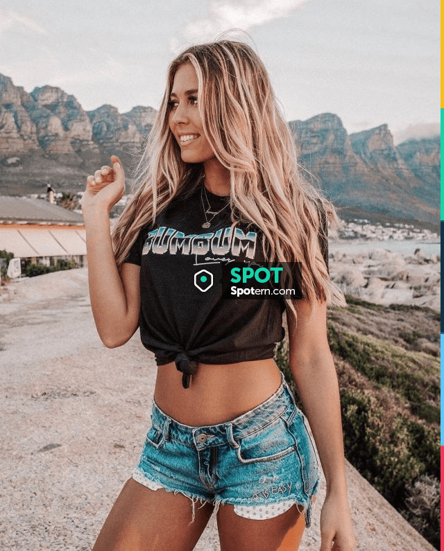 T-shirt Bum Bum porté par Deborah Tramitz sur le compte Instagram de @deborah_tmz | Spotern