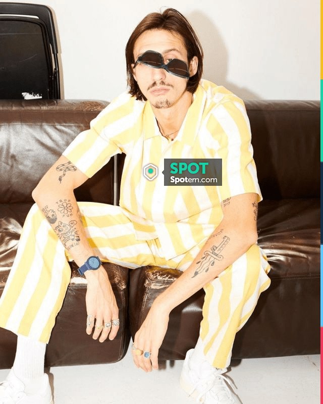 La camisa a rayas amarillas de Romeo Elvis en su cuenta de Instagram ...