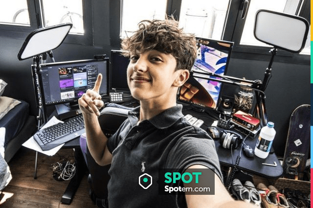 Le polo Noir porté par Inoxtag sur son compte Instagram @inoxtagytb ...