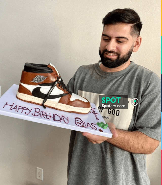 Camiseta gris de Qias Omar Fear of god en la cuenta de Instagram de ...