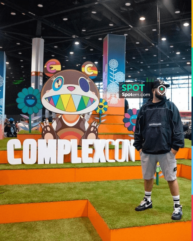 La gorra negra blanquecina de Qias Omar en la cuenta de Instagram de ...