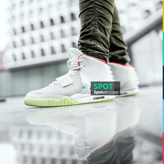 The pair of nike yeezy on the account Instagram of @sneakersevent | Spotern