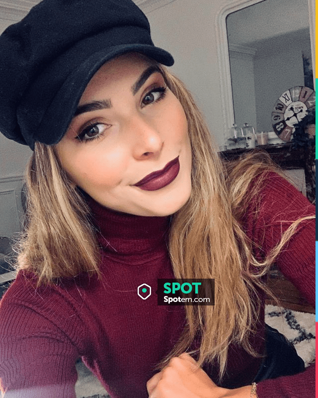 Le pull bordeaux au col roulé d'Eva Colas sur le compte Instagram de ...