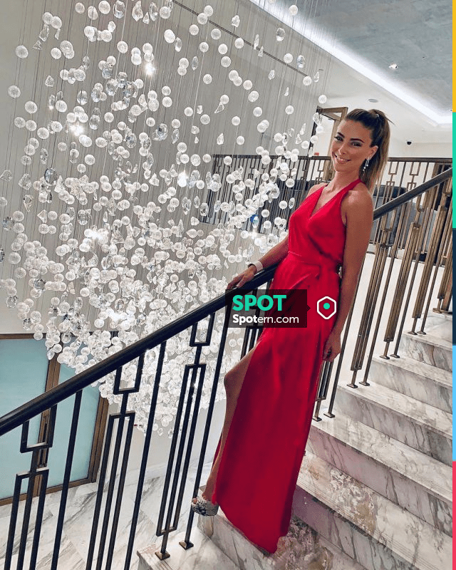 La longue robe rouge ceinturée d'Eva Colas sur le compte Instagram de ...