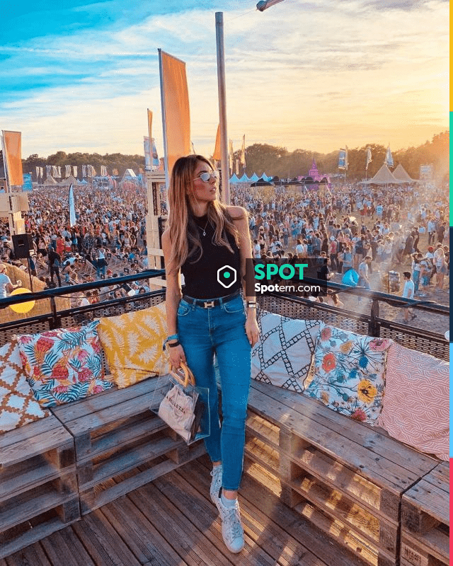 Le body sans manches noir au col montant d'Eva Colas sur le compte ...