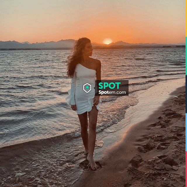 La robe blanche moulante, one shoulder d'Eva Colas sur le compte ...