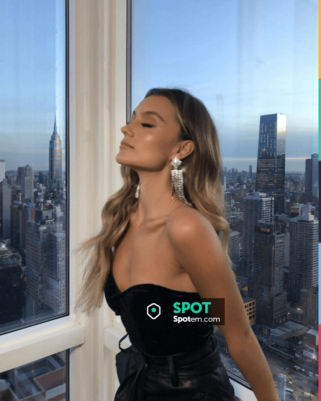 El bustier de terciopelo negro de Chloé Bleinc en la cuenta de Instagram de @chloebbbb | Spotern