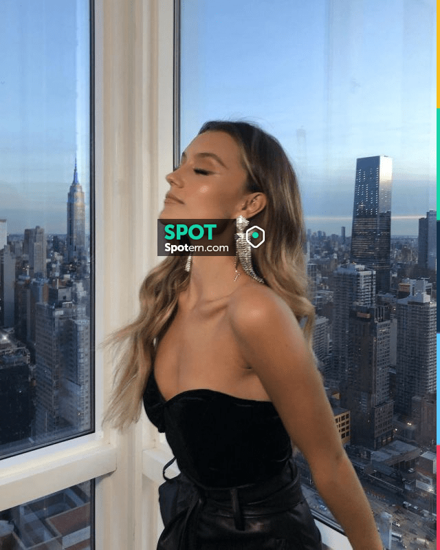 Boucle d'oreille pendante argenté et strass de Chloé Bleinc sur le compte Instagram de ...