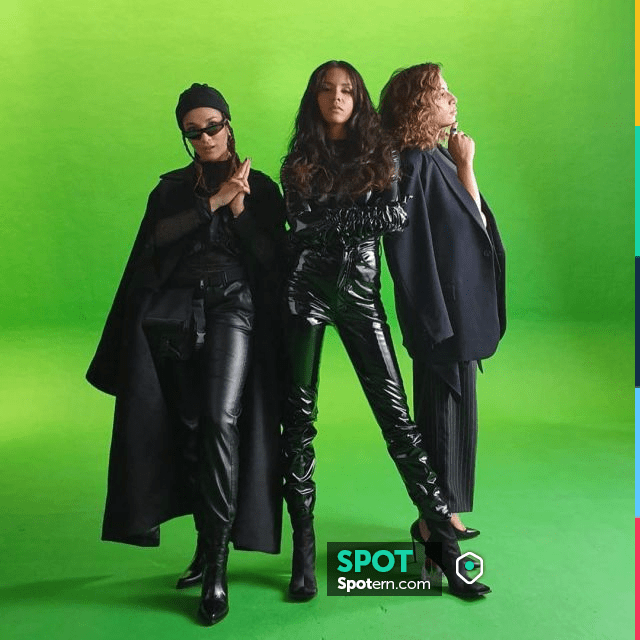 The black boots with heels, transparent worn by Chilla on his account ...