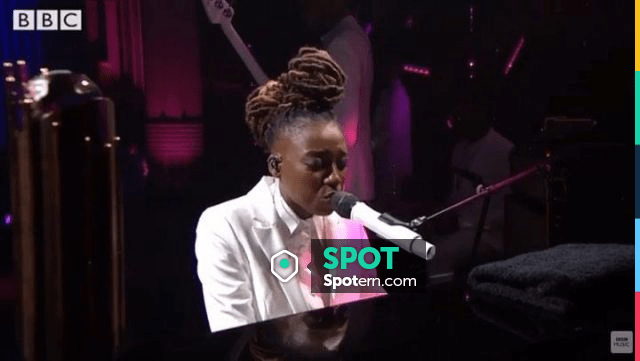 The blazer white worn by Little Simz on the account Instagram of ...