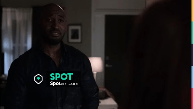 Chemise bleu marine de Michael Fayne (Adrian Holmes) dans V Wars ...