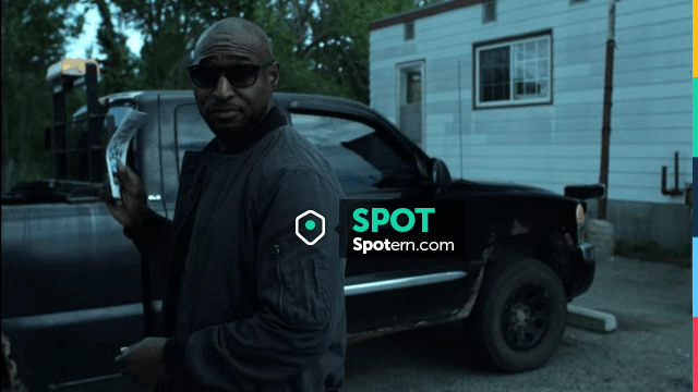 Bomber gris de Michael Fayne (Adrian Holmes) dans V Wars (S01E03) | Spotern