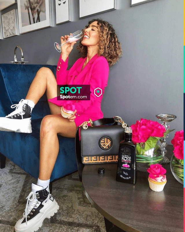 Vestido rosa de Tara Maynard en la cuenta de Instagram @taramays25 ...