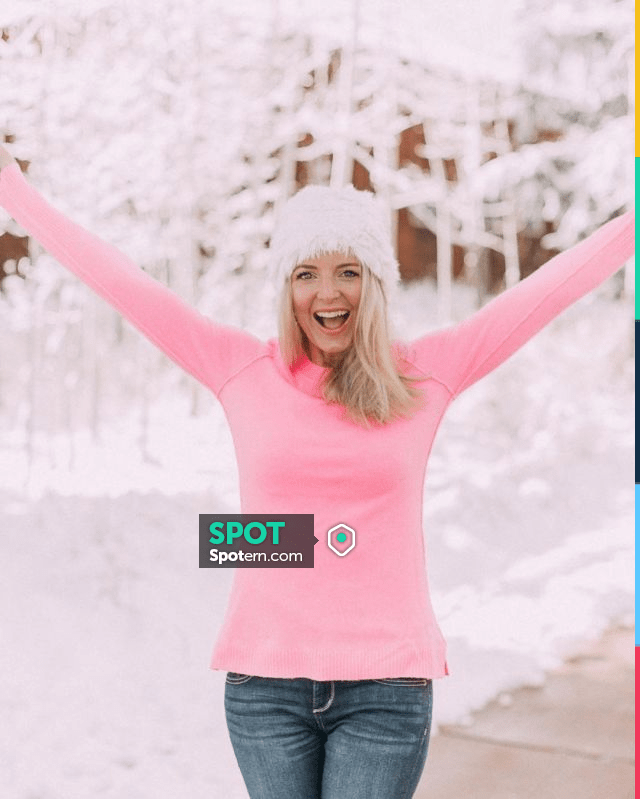 Sweater Pink of Erin Busbee on the Instagram account @busbeestyle | Spotern