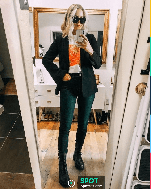 Bottes noires de Erin Busbee sur l'Instagram account @busbeestyle | Spotern
