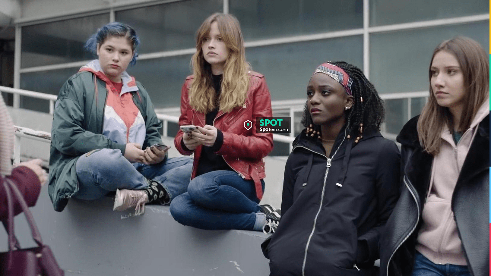 Le blouson en cuir rouge porté par Manon (Marilyn Lima) dans la série ...