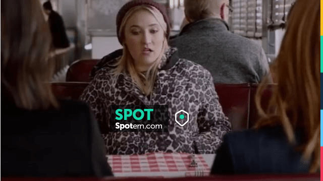 Chaqueta Leopard Puffer usada por Roxy Doyle (Emily Osment) en Almost ...