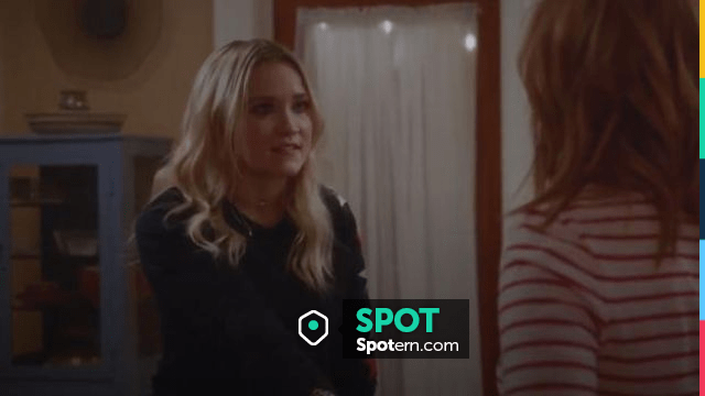 Sudadera negra de manga estrella usada por Roxy Doyle (Emily Osment) en ...
