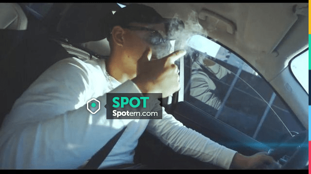 Le pull blanc uni de PLK dans la vidéo PLK - Polak (Clip Officiel) | Spotern