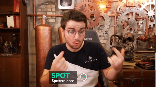 Le tshirt spacefoxe porté par Amixem maxime chabroud dans la vidéo VOS ...