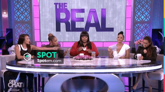 Staud Pointer Top usado por Jeannie Mai en The Real 8 de enero de 2020 ...