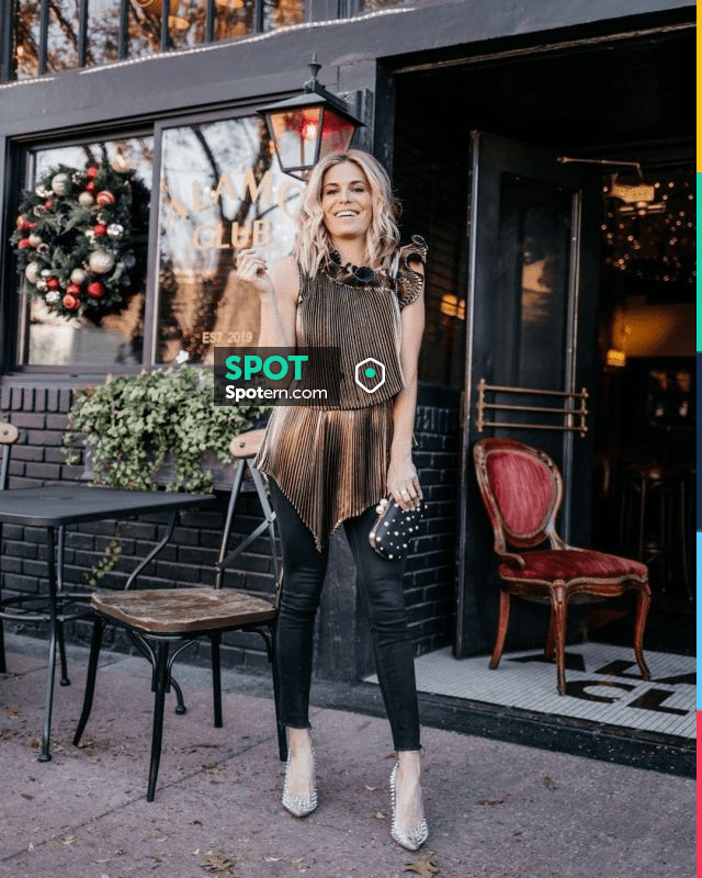 Asym­met­ri­cal Blouse of Brooke Burnett on the Instagram account ...
