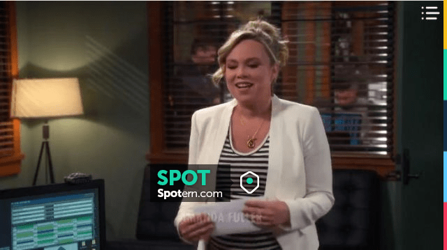 Camiseta a rayas usada por Kristin Baxter (Amanda Fuller) en Last Man ...