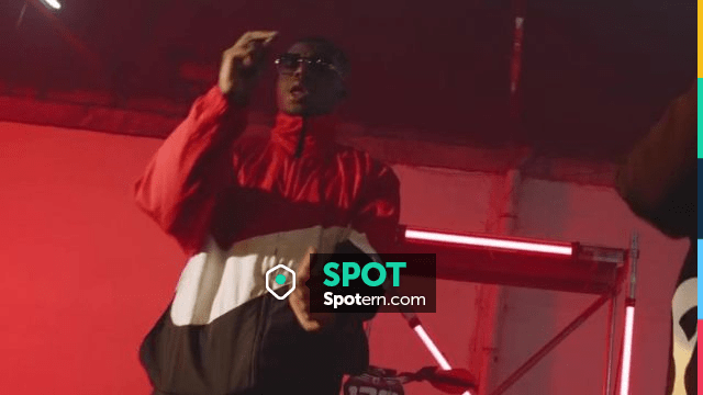 La veste nike rouge blanc noir de Ninho dans le clip Zola - Papers ft ...