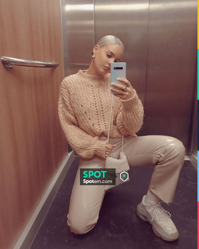 White pearl bag of Anne-Marie on the Instagram account @annemarie | Spotern