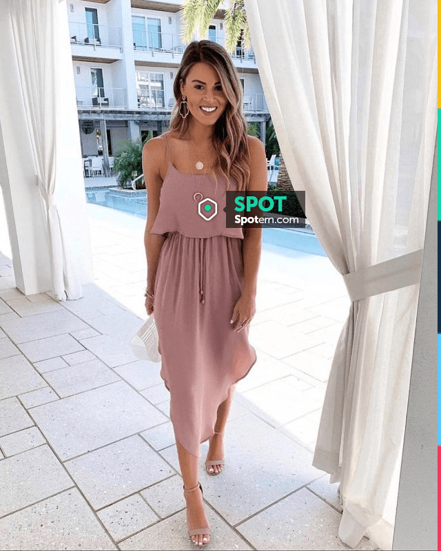 Neck­lace of Whitney Graham on the Instagram account @whitswhims | Spotern