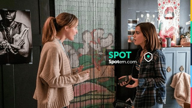 Black collar Lizzy (Isabela Moner) in Apprentices parents | Spotern