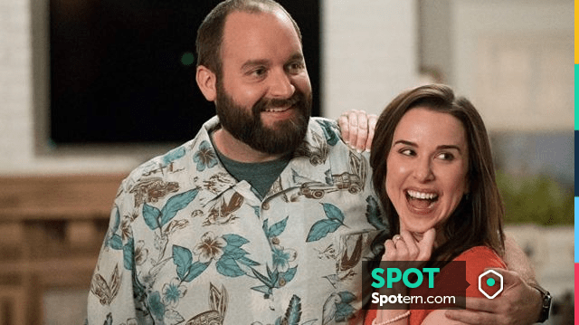 Orange T-shirt of Kim (Allyn Rachel) in the Apprentices parents | Spotern