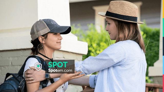 Crop top with button Lizzy (Isabela Moner) in Apprentices parents | Spotern