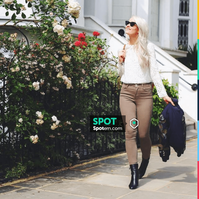 Jeans of Victoria on the Instagram account @inthefrow | Spotern