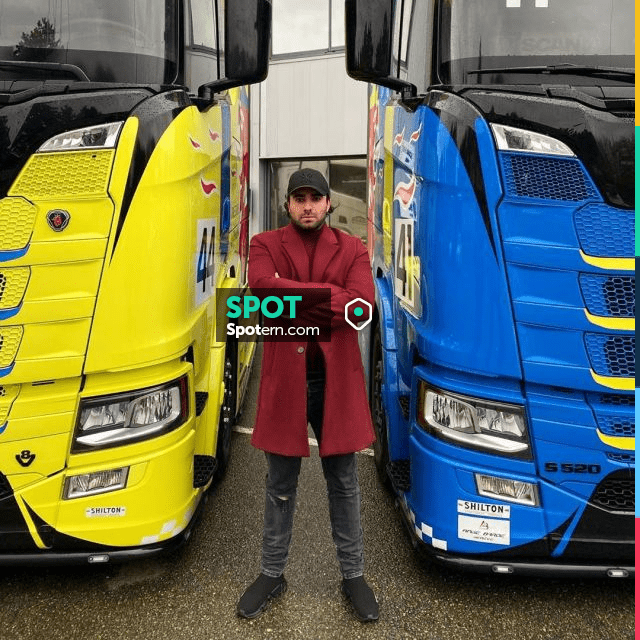 Le manteau bordeaux porté par Akram Ojjeh sur son compte Instagram ...