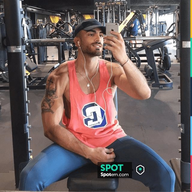 Le legging bleu foncé d'Antoine Goretti sur le compte Instagram de ...