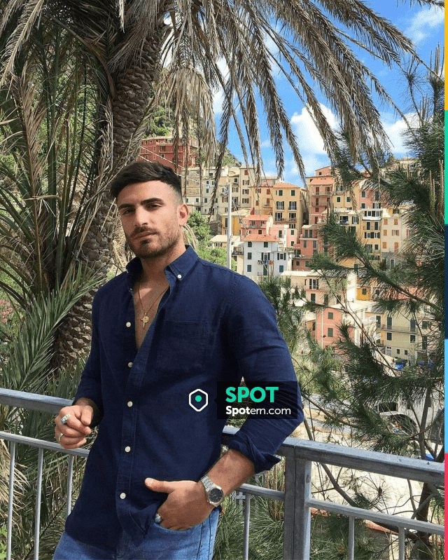 La camisa azul oscuro de Antoine Goretti en la cuenta de Instagram de ...