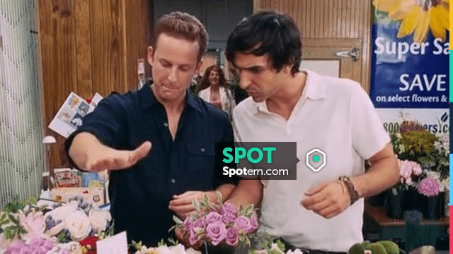 Polo rosa pálido de Bob (Amir Arison) en I hate Valentine's Day | Spotern