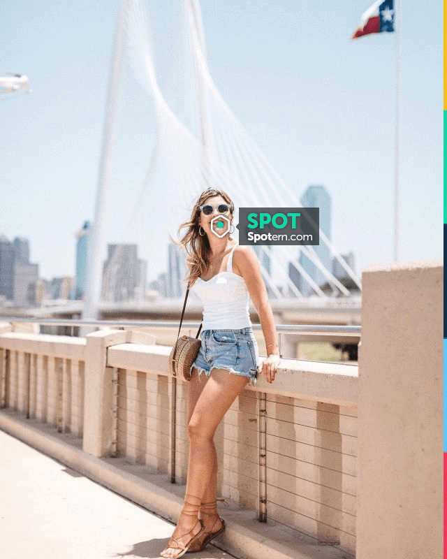 Quai de lunettes de soleil de Erica Aulds sur l'Instagram account ...