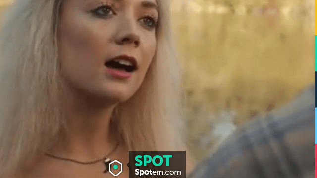 Le pendentif dent de loup que porte Winter Anderson (Billie Catherine ...