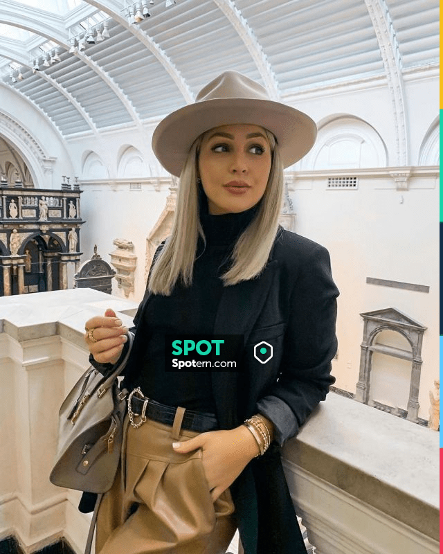 Blazer noir de Chloé Rose sur Instagram account @allchloerose | Spotern