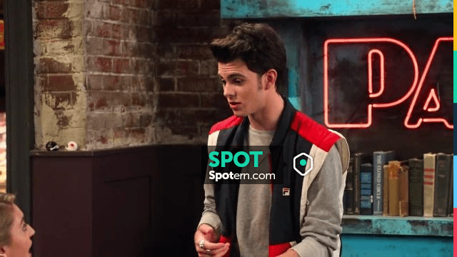 Chaleco Fila usado por Stick Goldstein (Reed Horstmann) como se ve en ...