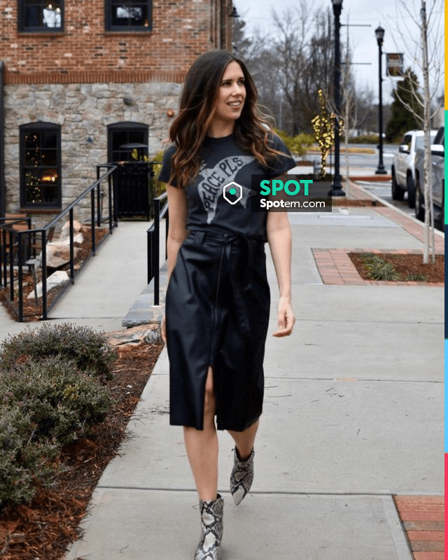 Tee Black of Meghan Basinger on the Instagram account @megbasinger ...