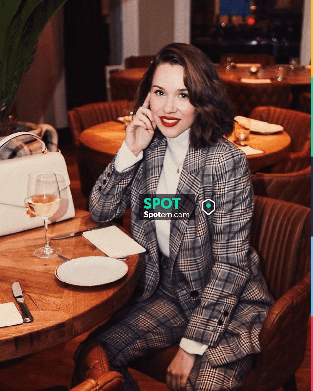 Jacquard Blaz­er of Gabie on the Instagram account @gabriellebassett ...