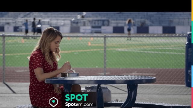 Robe rouge portée par Chloé Rice Anne Winters dans la série 13 Reasons ...
