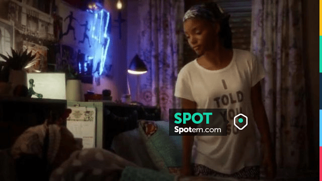La camiseta cuadrada usada por Sky Forster (Halle Bailey) en la ...