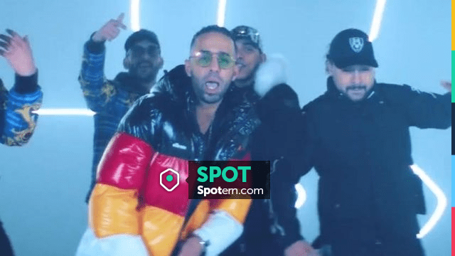 Doudoune rayée de Naps dans Naps - Carré Vip (Clip Officiel) | Spotern